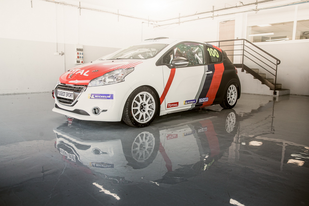 Photo 2 - Peugeot 208 Racing Cup Total racing dans les box - Revivez ...