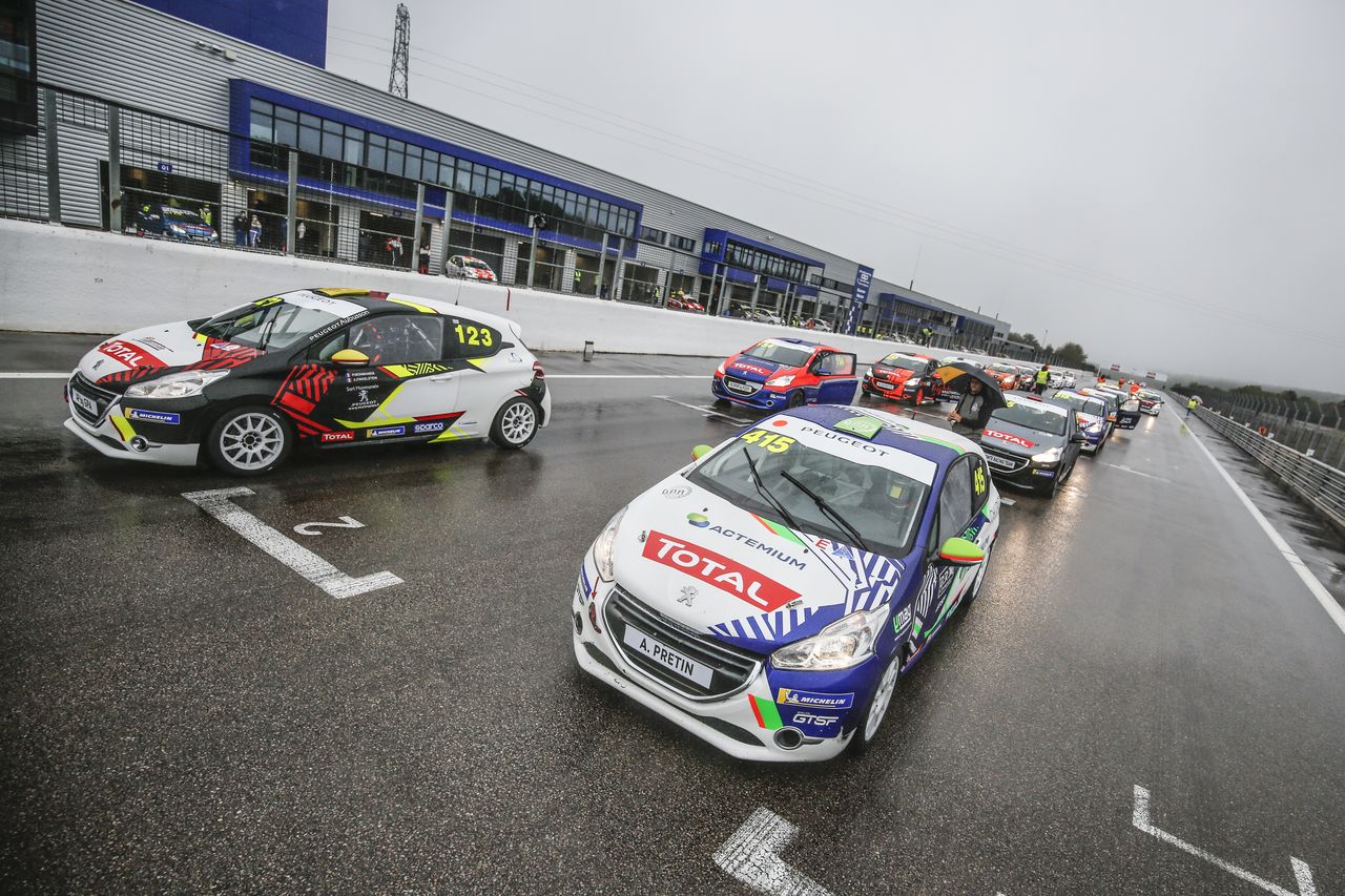 Photo 61 - L'argus sur le podium des 6 heures de Dijon en Peugeot 208 ...