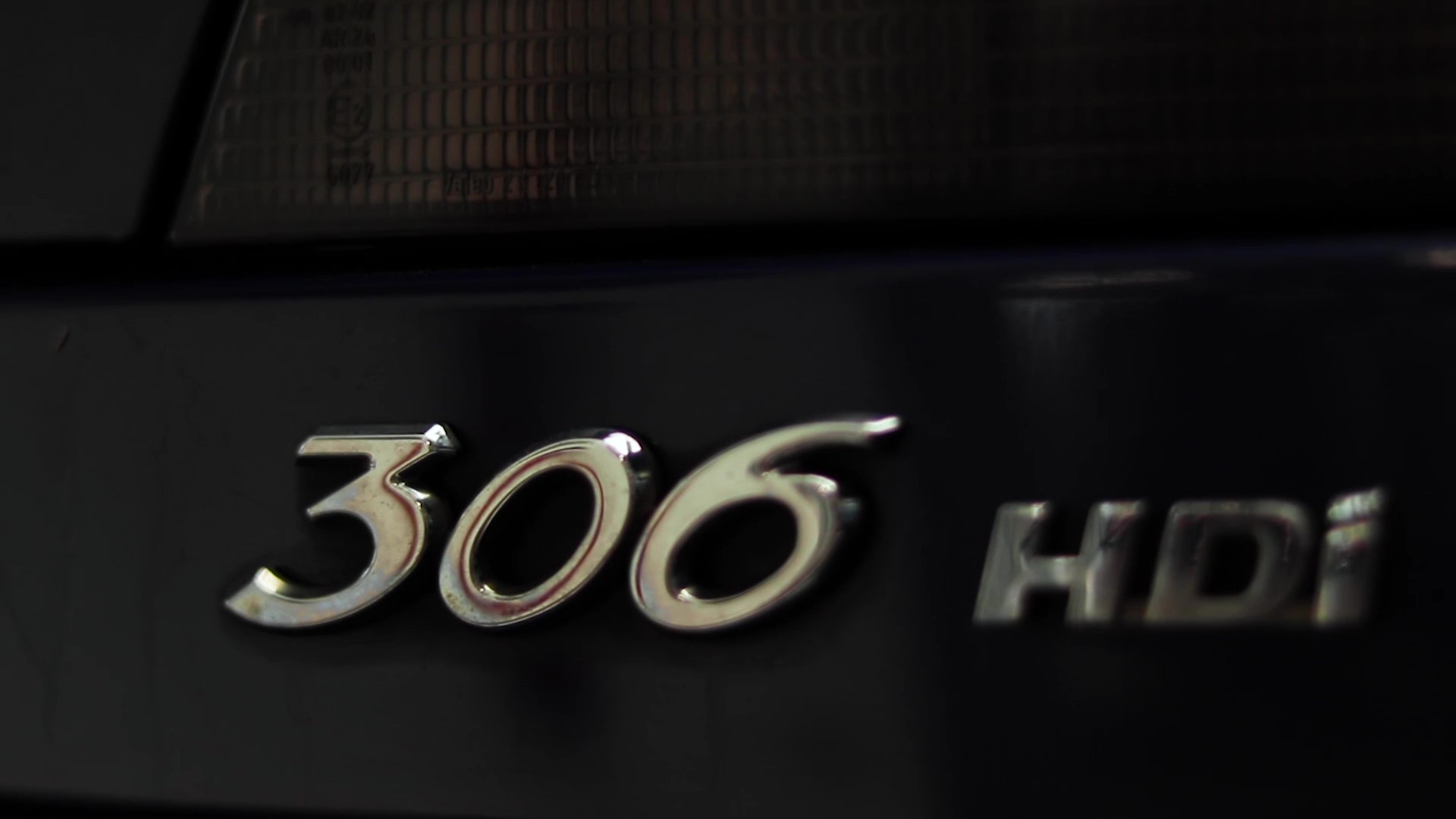 Photo 6 - Peugeot 306 HDi logo - Fiabilité. Une Peugeot 306 HDi dépasse ...