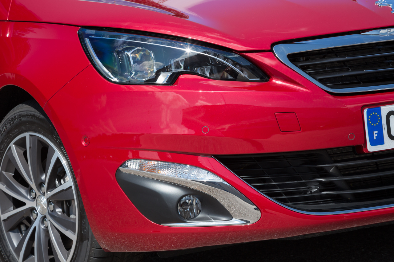 Photo 36 - Peugeot 308 Allure rouge gros plan sur le phare avant droit ...