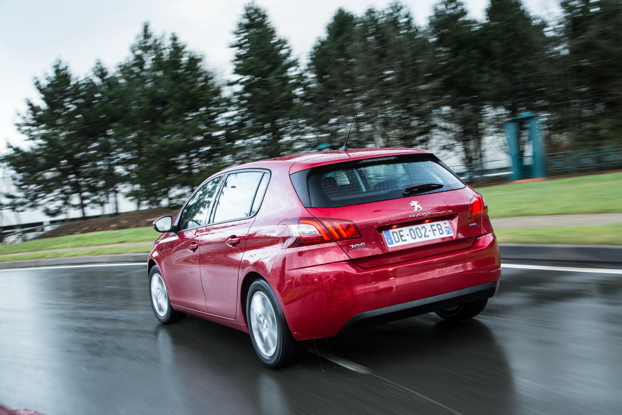 Photo 3 - Peugeot 308 Business 2015 rouge roulant sous la pluie autour ...