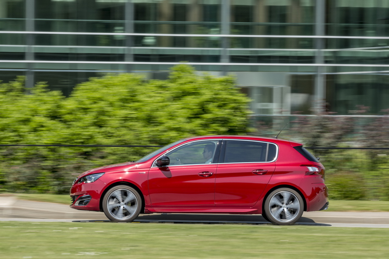 Photo 3 - Peugeot 308 2016 GT Line rouge roulant en ville vue de profil ...