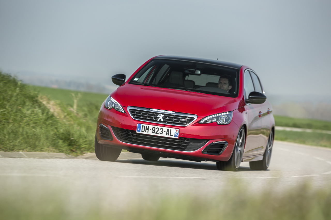 Photo 16 - Peugeot 308 GT 2015 rouge en appui dans un virage - Peugeot ...