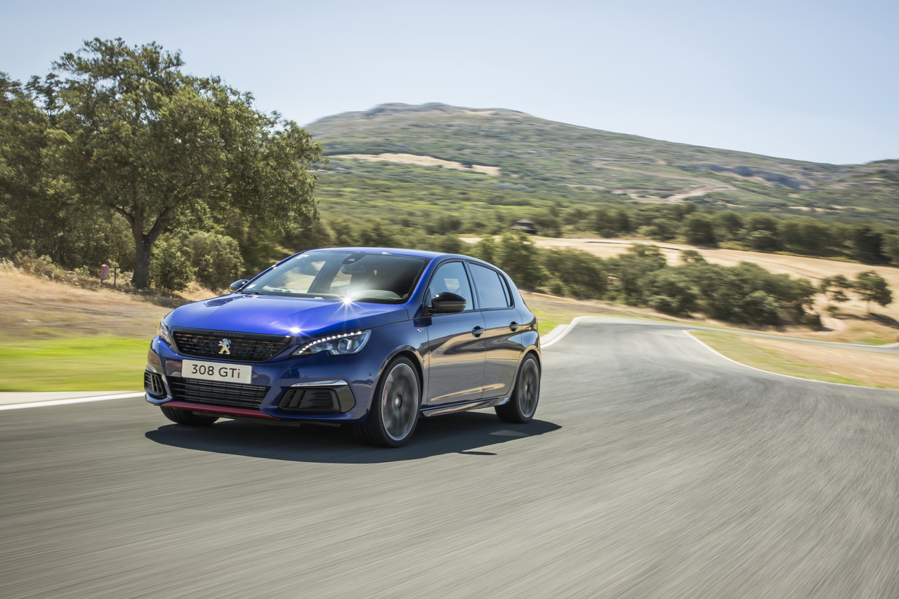 Photo 17 - Peugeot 308 GTi noir et bleu avant gauche sur piste ...