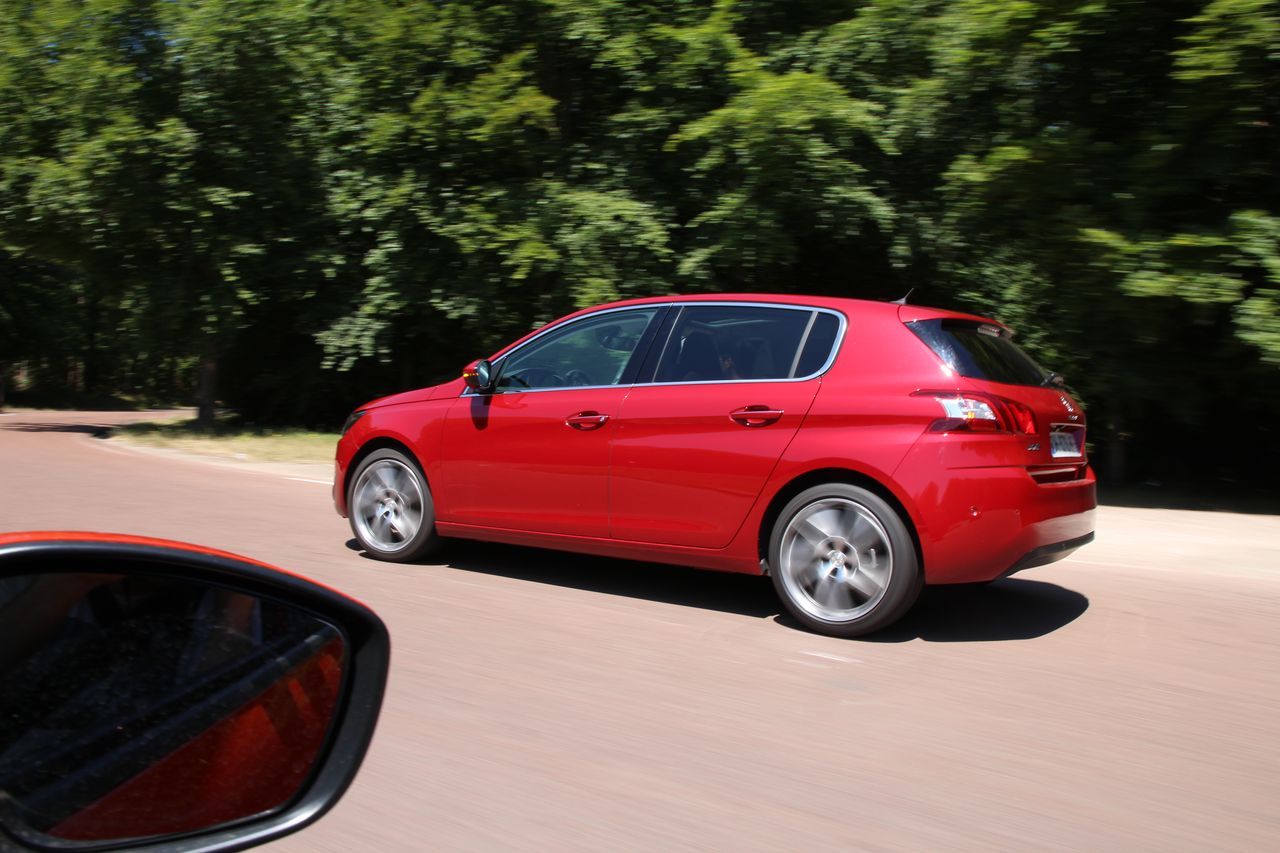 Photo 26 - profil nouvelle peugeot 308 rouge rubis - Peugeot 308 1.2 ...