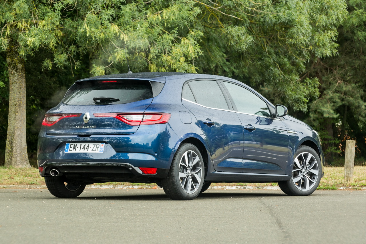 Essai comparatif : la Peugeot 308 restylée défie la Renault Mégane