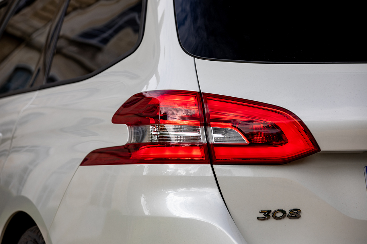 Photo 25 - peugeot 308 SW 2017 détail feu - Peugeot 308 SW (2021 ...