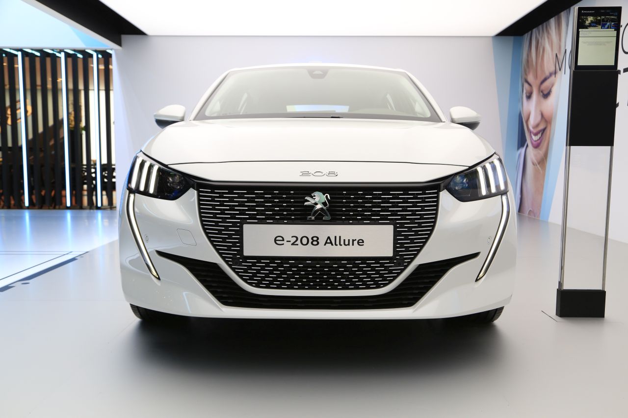 Peugeot e-208 : découvrez la gamme et les prix de la 208 électrique