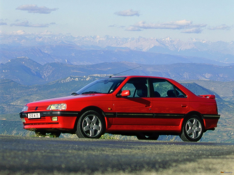Photo 15 - 3/4 avant Peugeot 405 T16 rouge - La Peugeot 405 fête ses 30 ans