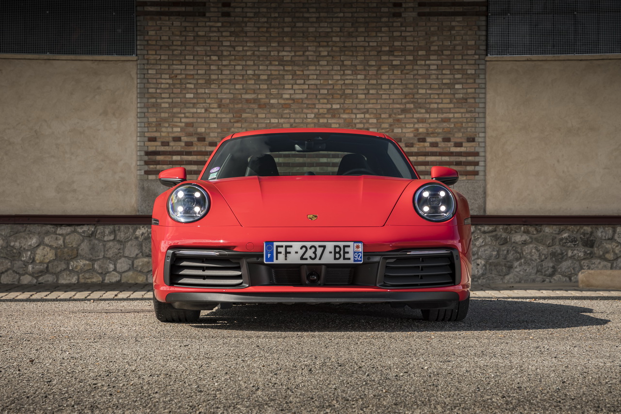 Photo 20 - Porsche 911 992 Carrera S rouge indien vue avant - Porsche ...