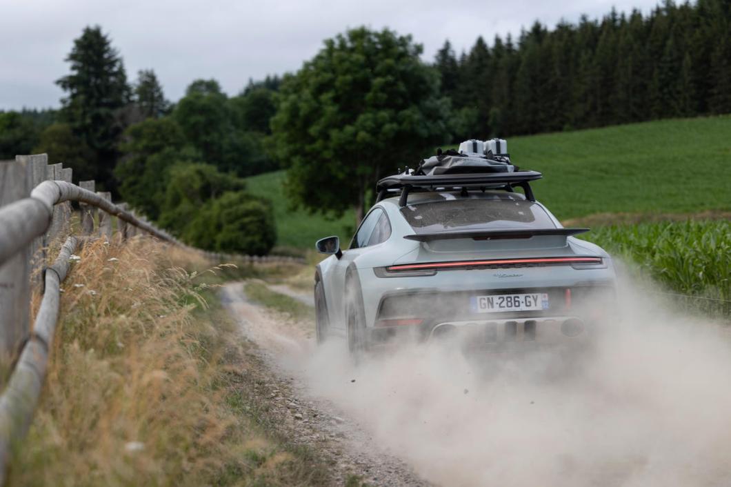 Photo 3 - Porsche 911 Dakar chemin cailloux - Alpine, Lamborghini, Bugatti, Lotus... Les tout ...