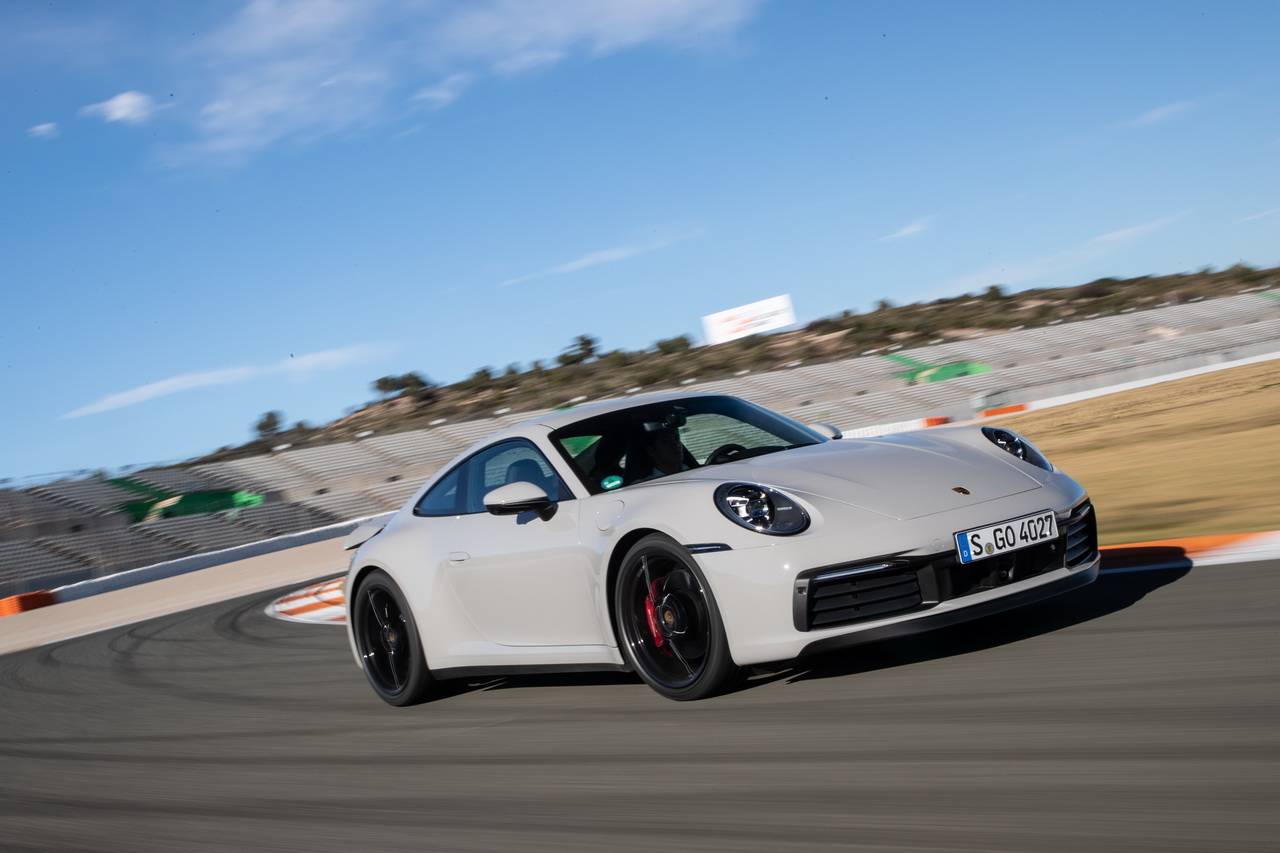 Photo 22 - Porsche 911 2020 crayon Craie travelling sur piste - Porsche ...