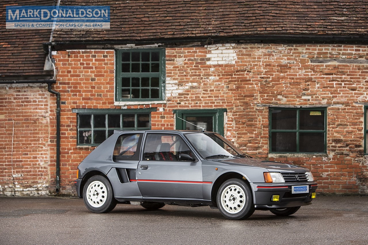 Une Peugeot 205 Turbo 16 de route sur le marché - L'argus