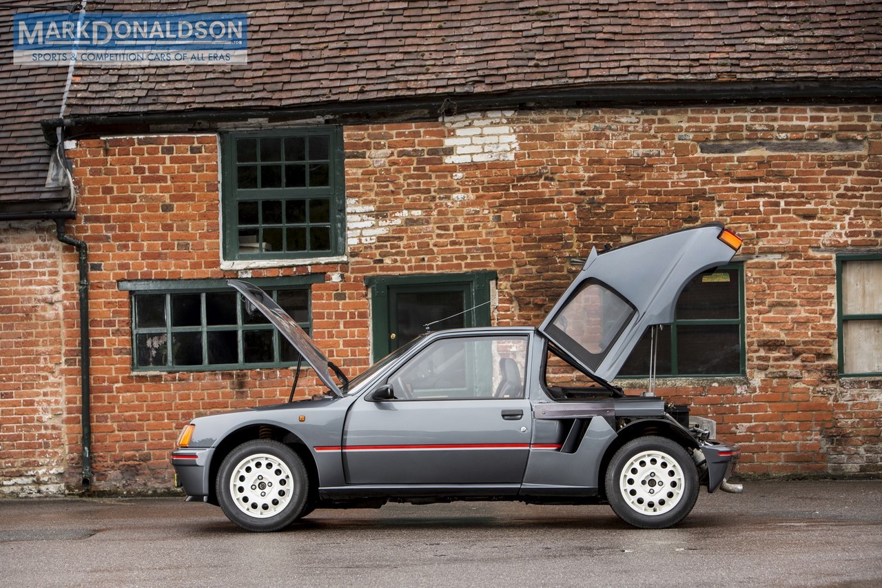 Une Peugeot 205 Turbo 16 de route sur le marché