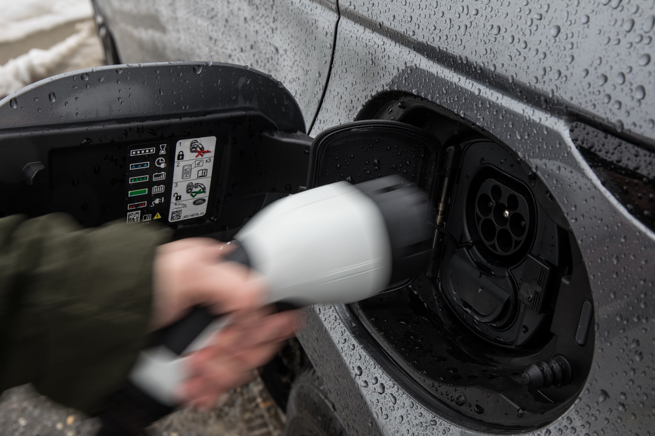 Essai Range Rover Evoque P300e : l'hybride rechargeable en sauveur