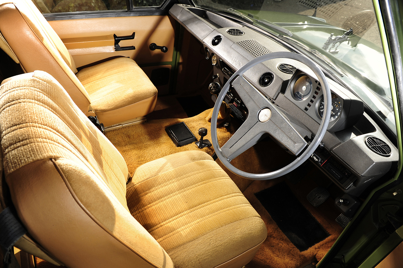 Photo 12 - range rover 1970 intérieur - Le Range Rover fête ses ...
