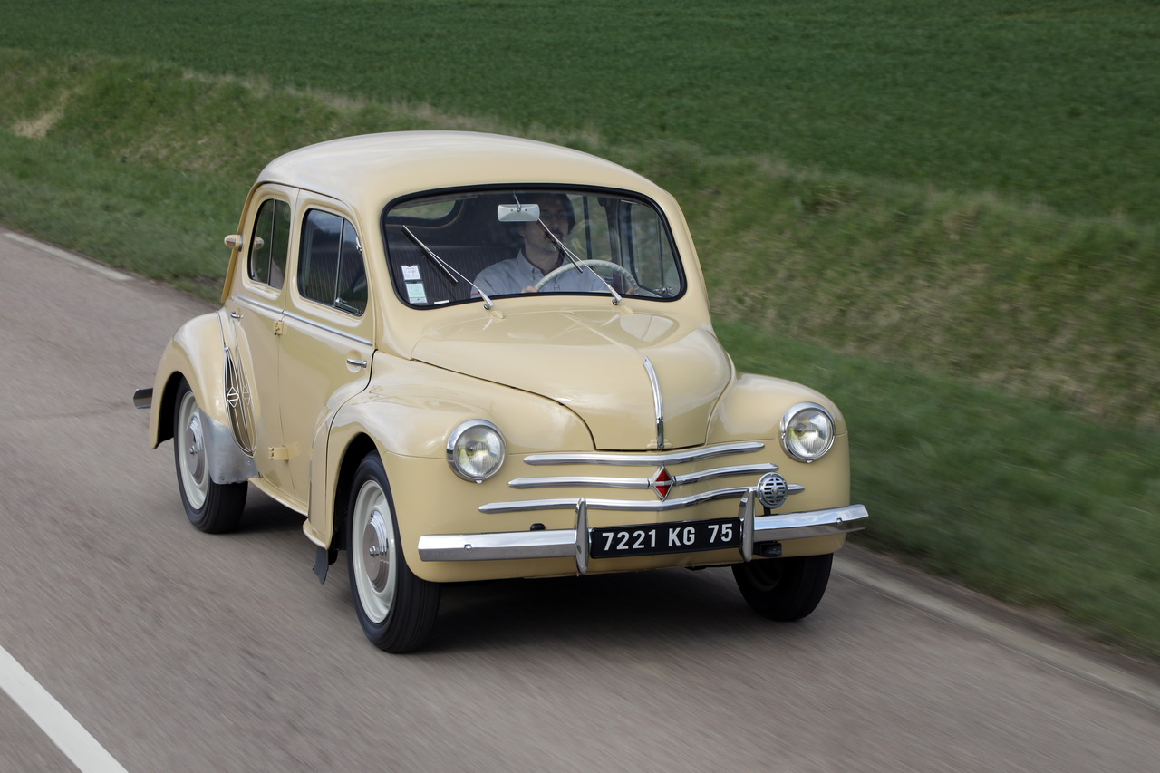 Photo 1 - Renault 4CV 1961 vue avant roulante - Essai retro : la ...