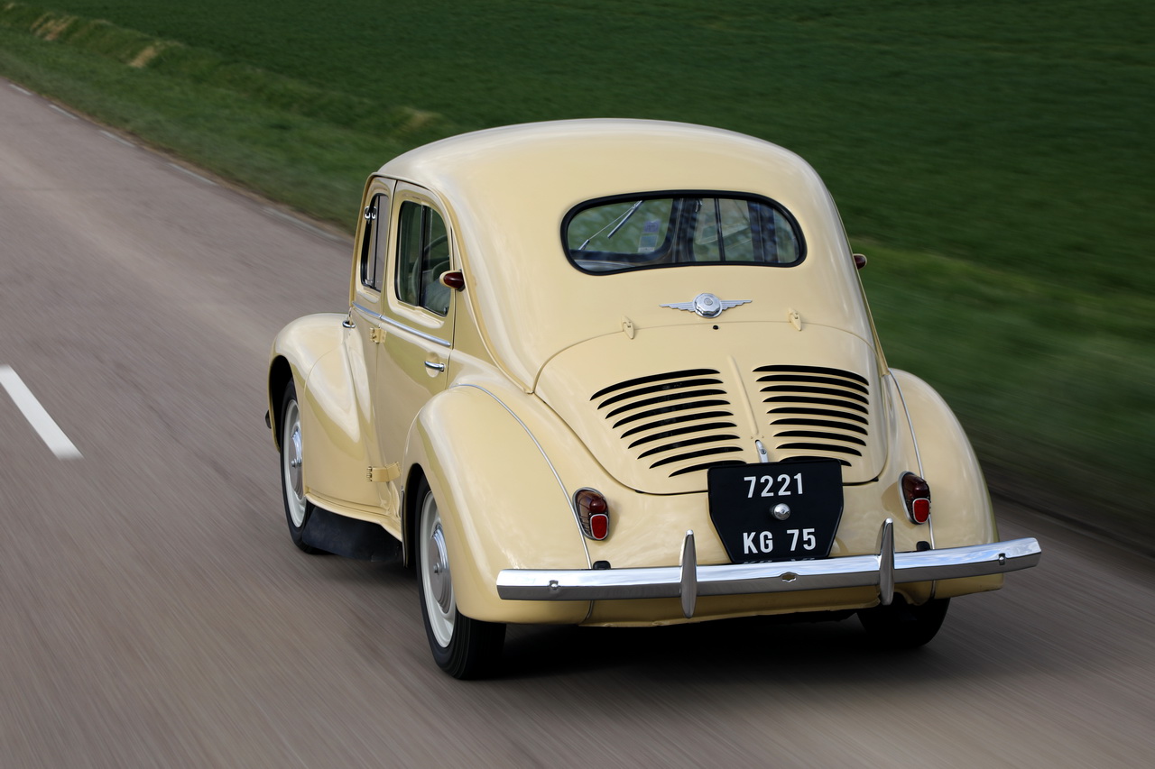 Photo 2 - Essai retro : la Renault 4CV en vidéo