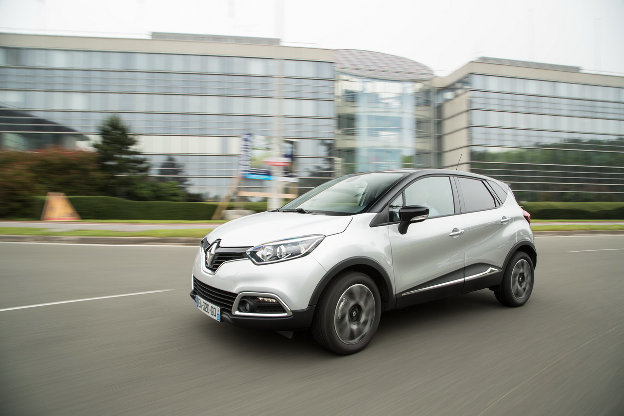 Photo 2 - renault captur sur route - Renault Captur Cool Grey : un ...