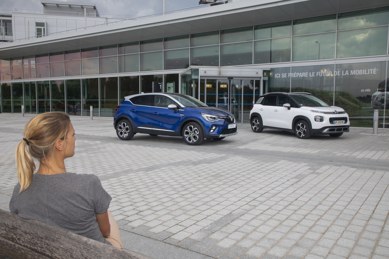 Photo 1 - Renault Captur bleu vs Citroën C3 Aircross blanc vues avant ...