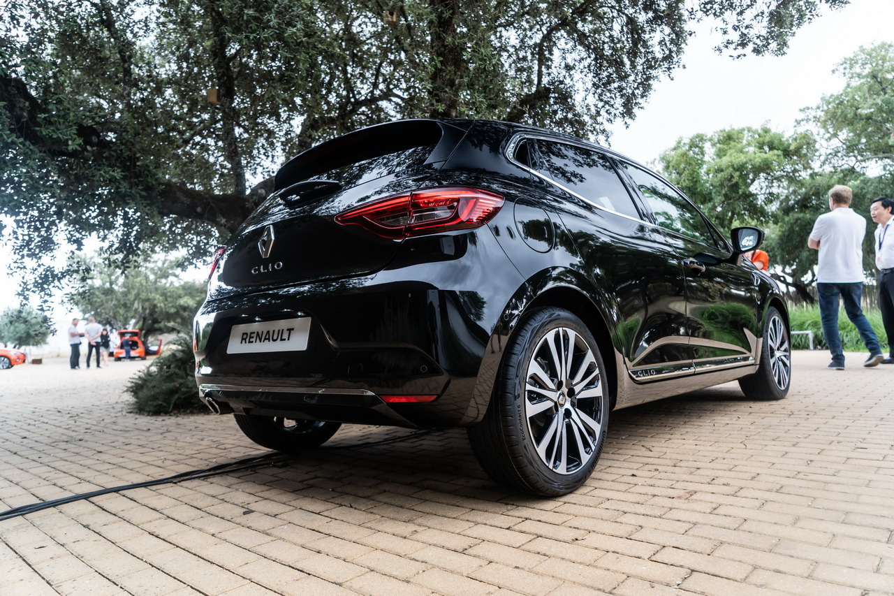 Photo 22 - renault clio 5 initiale paris couleur noire extérieur ...