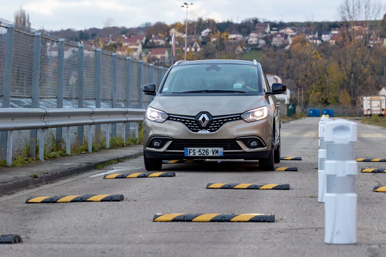 Renault Re-Factory. Dans les coulisses de la Factory VO de Flins