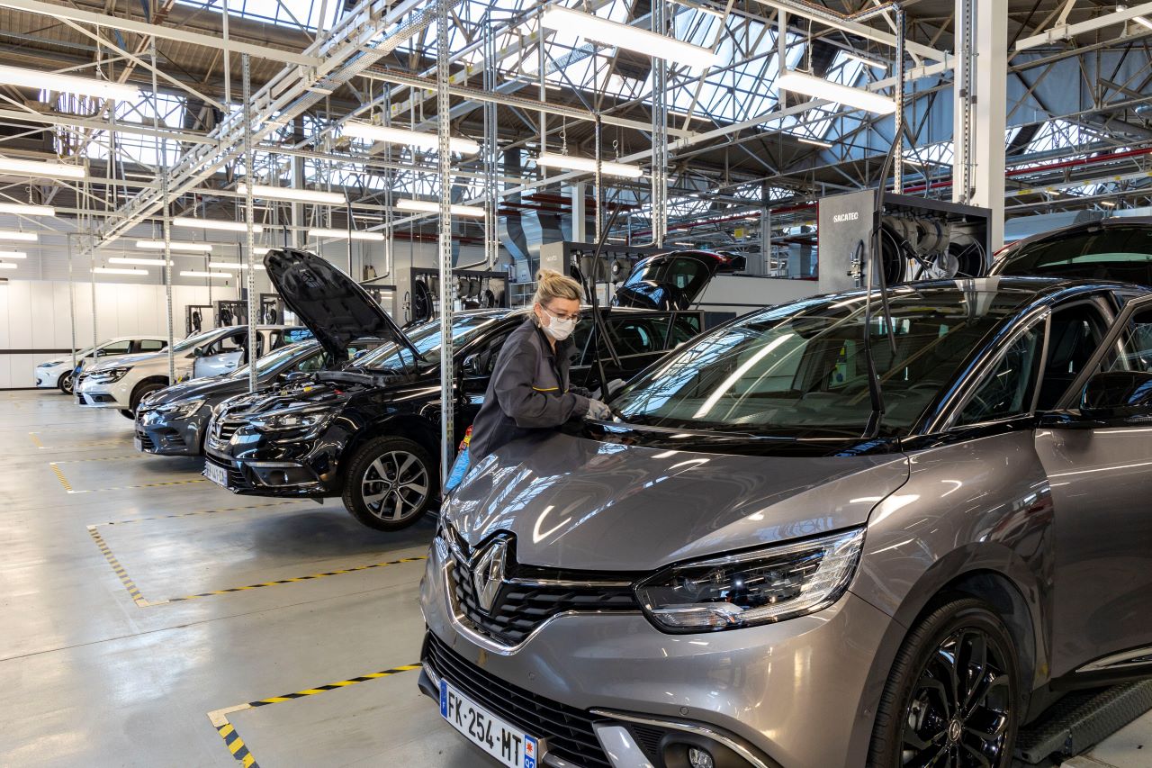 Renault Re-Factory. Dans les coulisses de la Factory VO de Flins