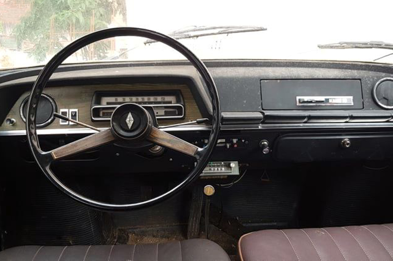 Photo 38 - Renault R10 intérieur - Sorties de grange. Les trouvailles ...