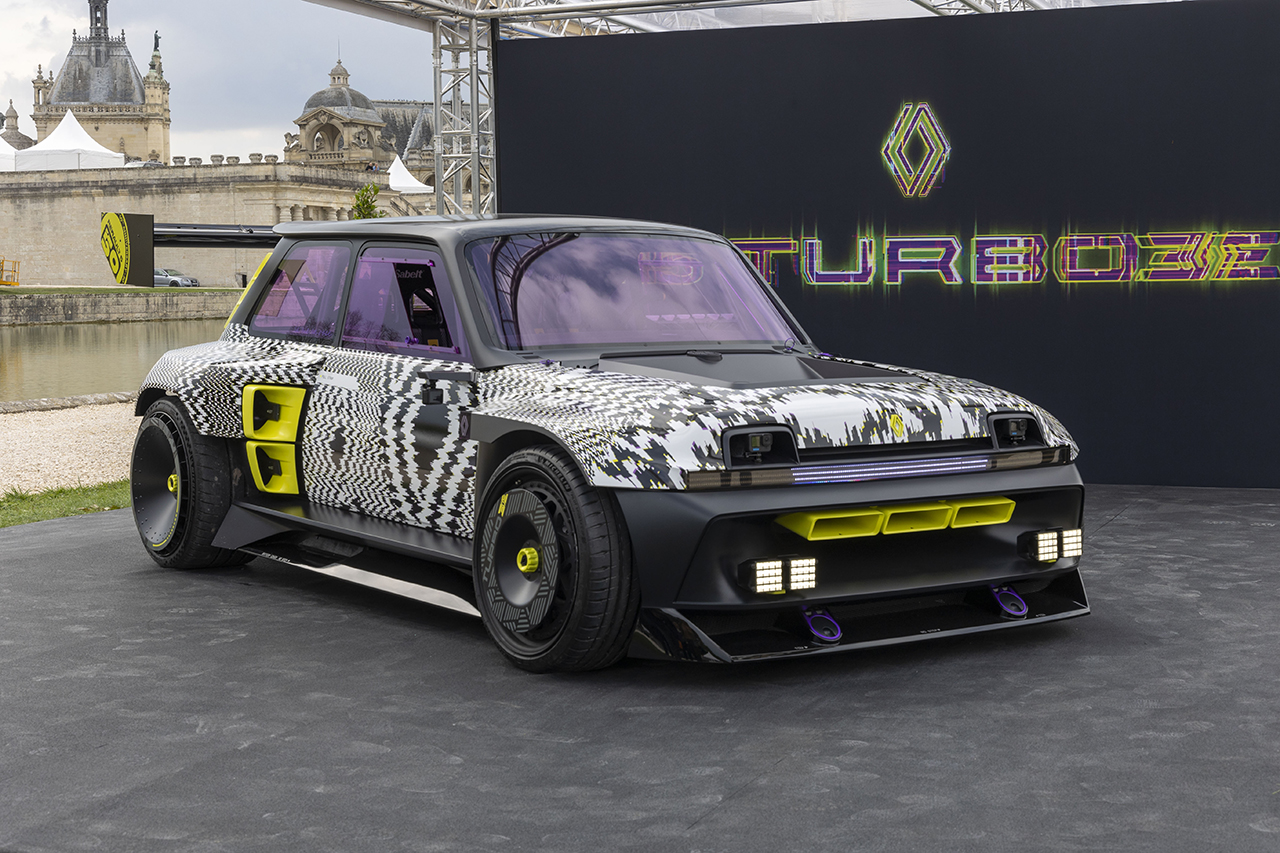 Renault R4 et R5 Turbo 3 E sur le stand du Mondial de l'auto 2022