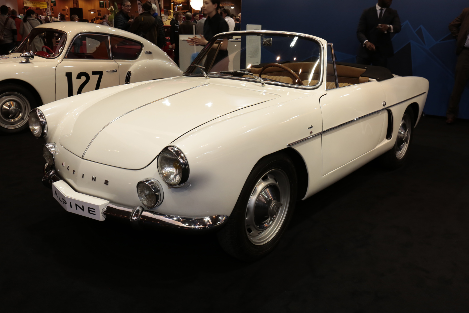 Photo 4 - Alpine A108 cabriolet vue avant couleur blanche - Rétromobile ...