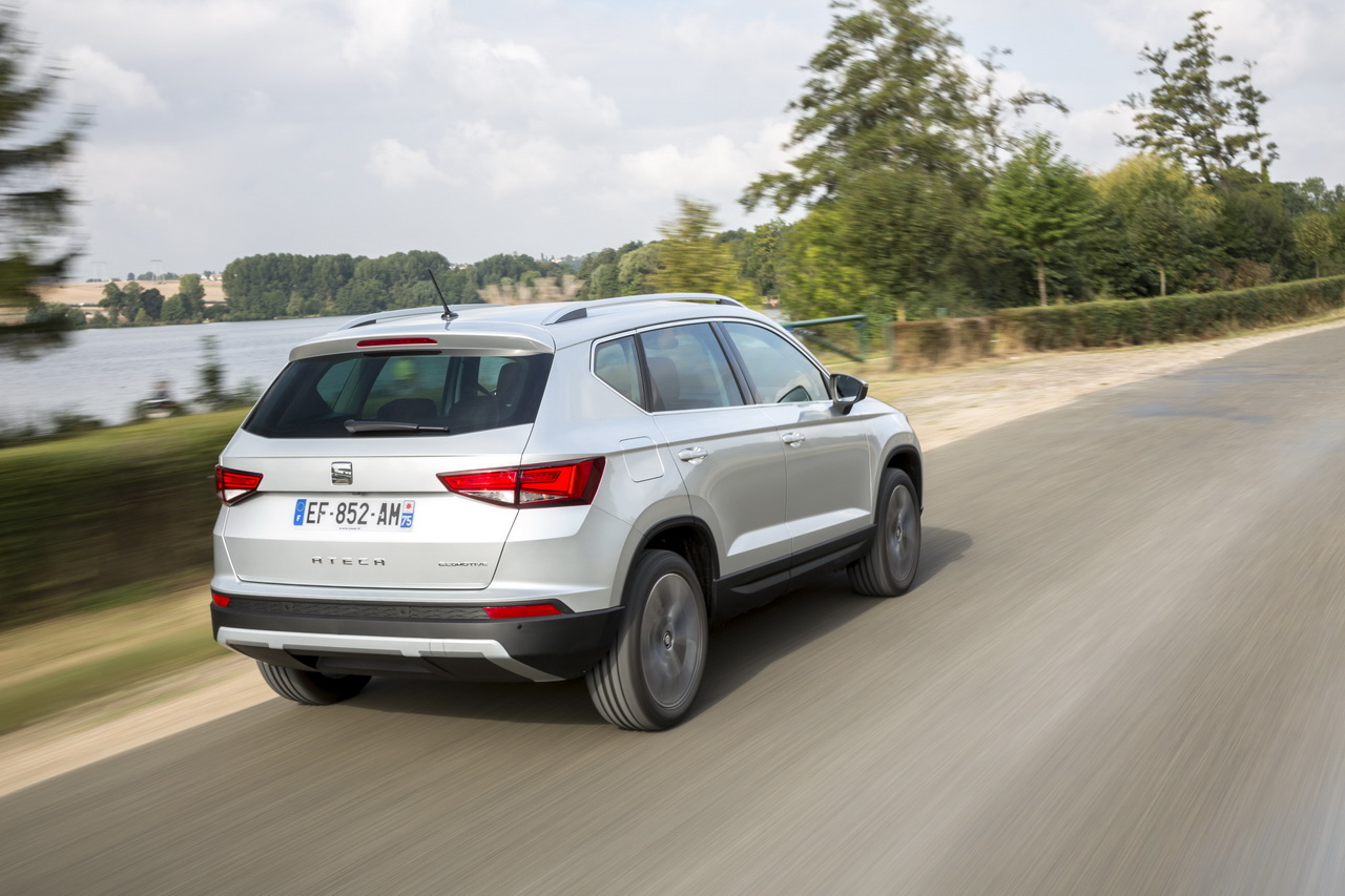 Photo 3 - Seat Ateca Style gris 2017 arrière droit sur une route ...