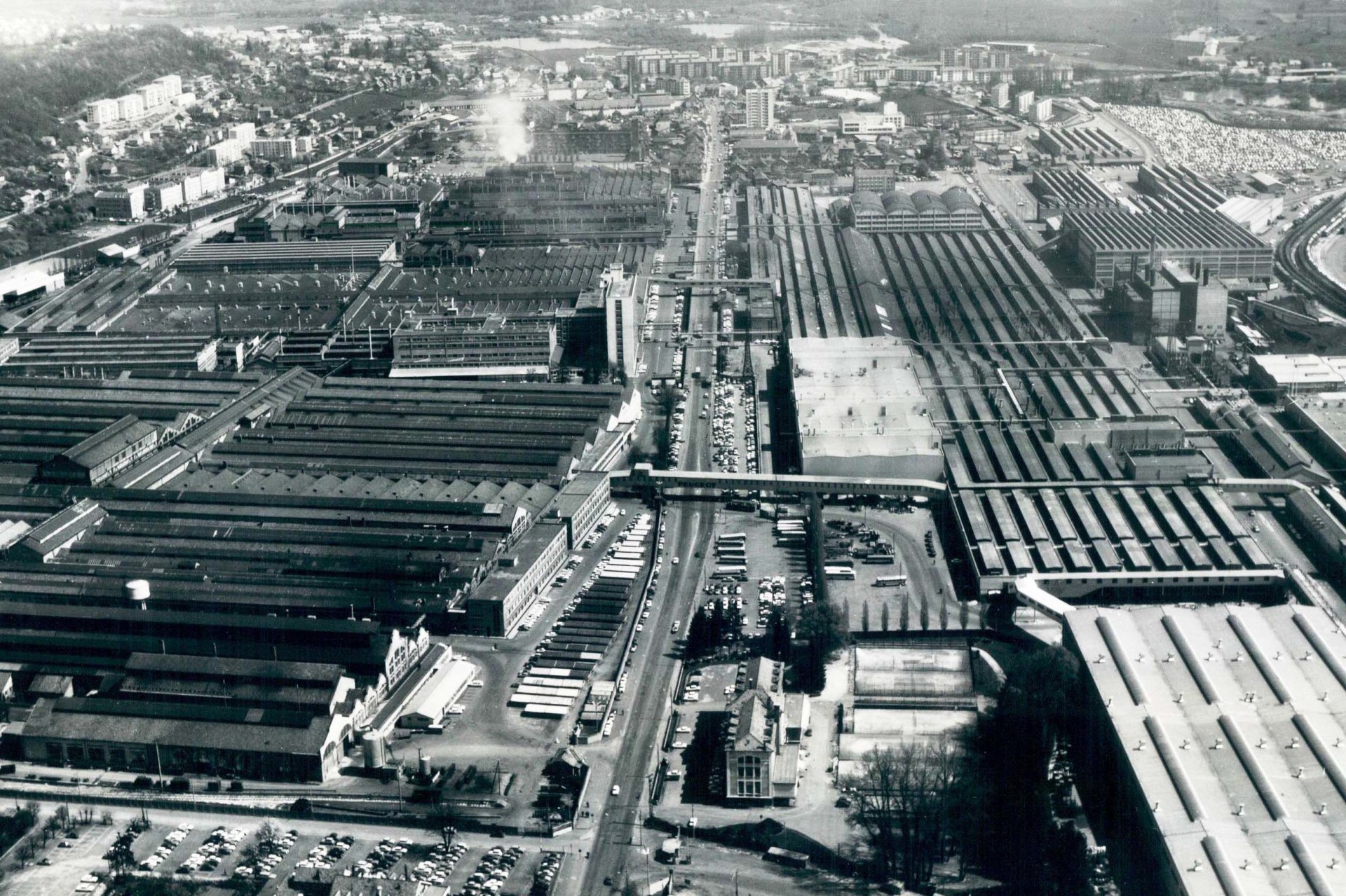Photo 35 - Vue aérienne de l'usine de Sochaux - Peugeot. Tous les ...