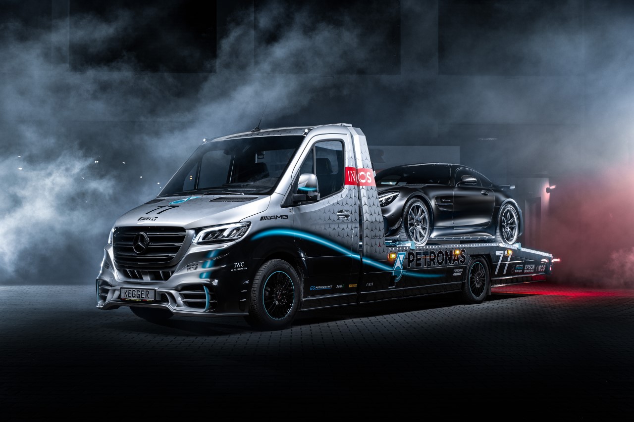 Un Mercedes Sprinter dépanneuse aux couleurs de la F1
