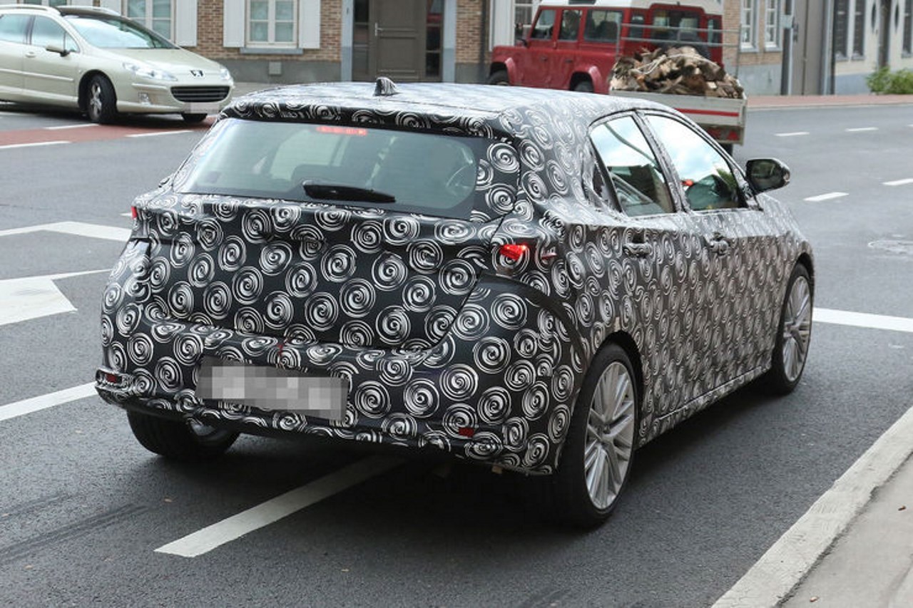 Spyshots Toyota Auris (2018) : l'Auris plus proche de la Prius