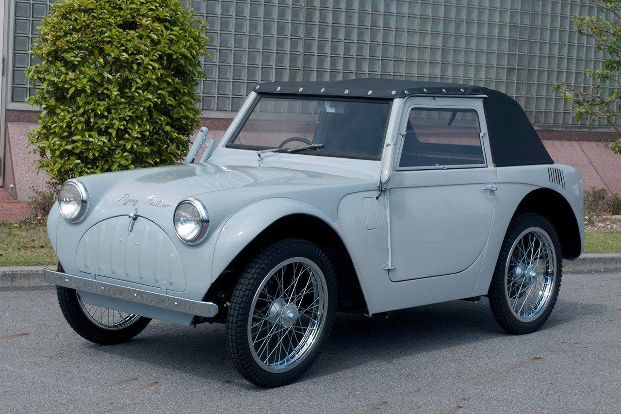 Flying Feather. La Citroën « 2CV » japonaise avec des roues de moto