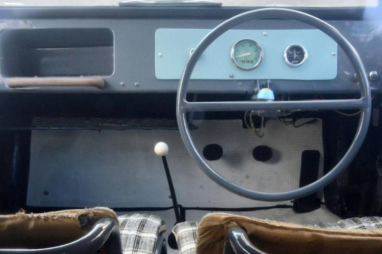 Flying Feather. La Citroën « 2CV » japonaise avec des roues de moto