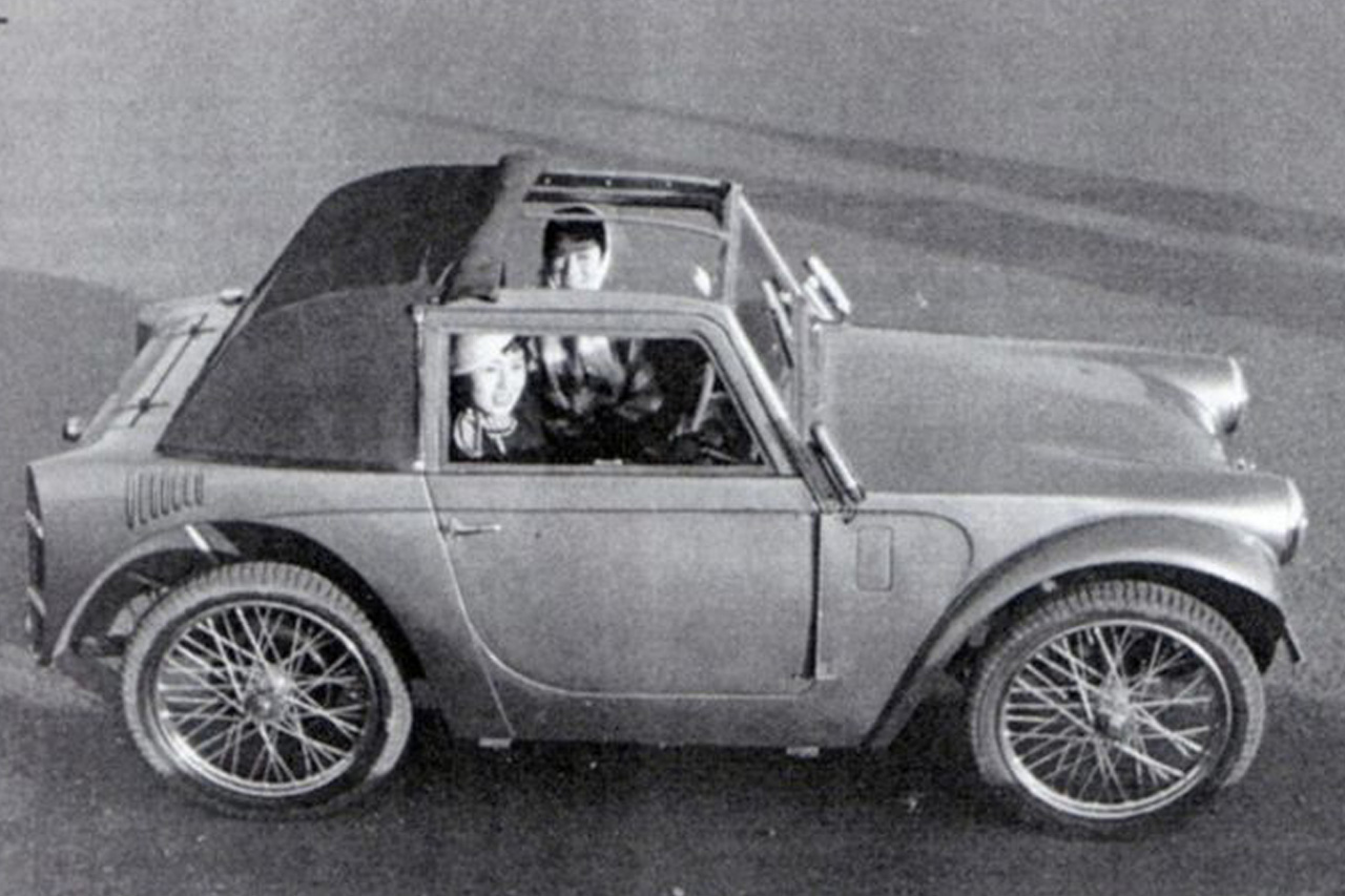 Flying Feather. La Citroën « 2CV » japonaise avec des roues de moto ...