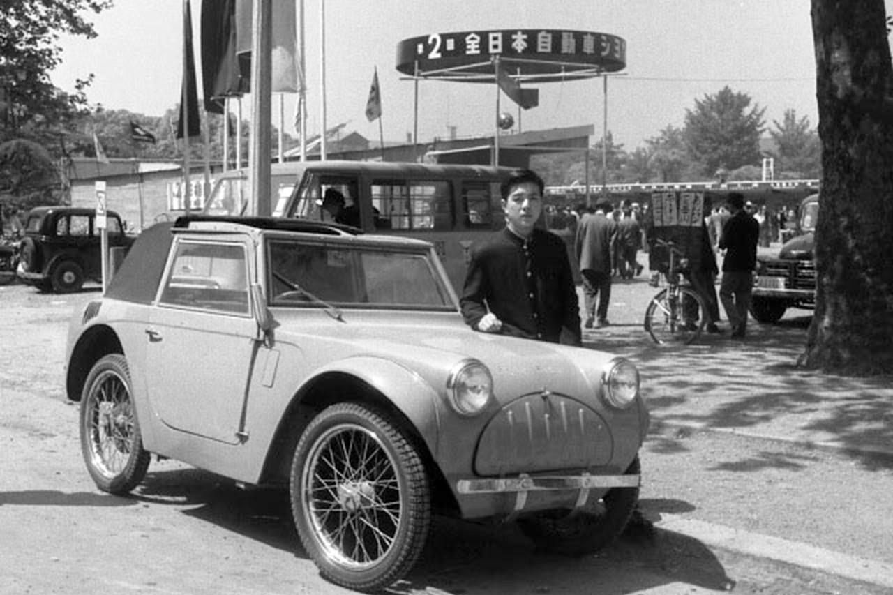 Flying Feather. La Citroën « 2CV » japonaise avec des roues de moto ...