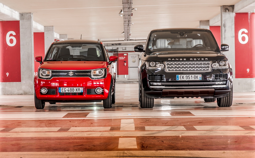 Photo 3 - Land Rover Range Rover noir Suzuki Ignis rouge parking - Land ...