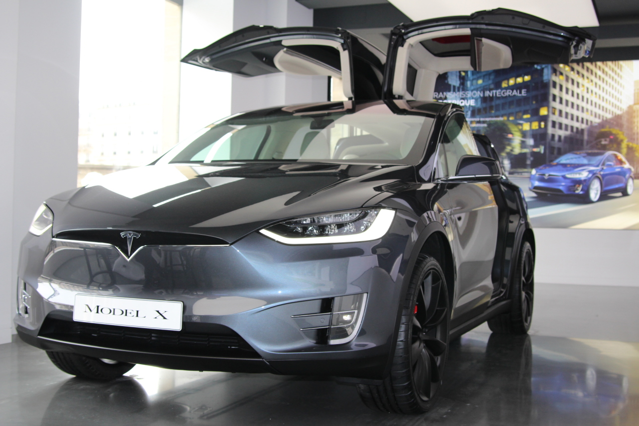 Tesla dévoile son showroom de pointe