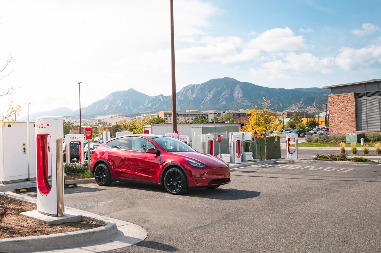 Photo 3 - Tesla Superchargeur - Bornes de recharge rapide. 50% des ...