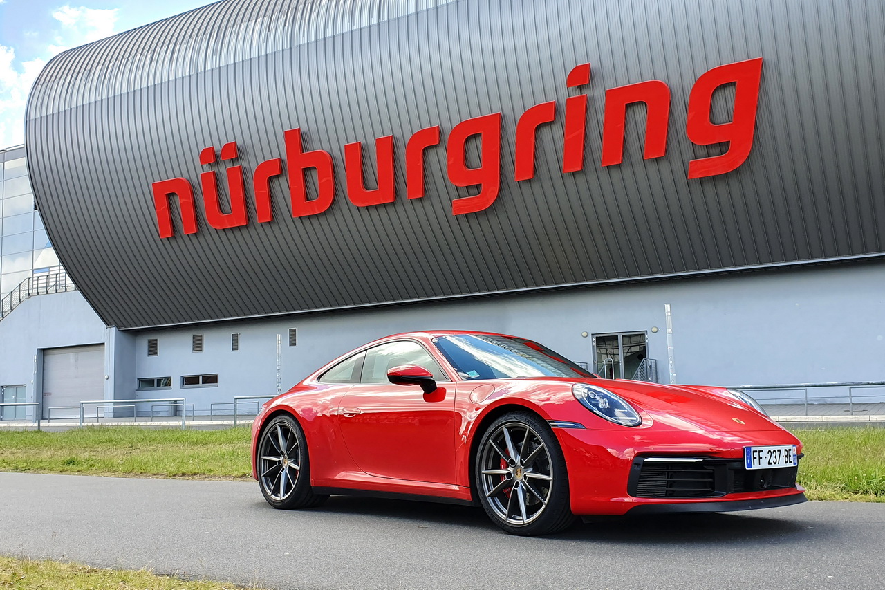 Photo 1 - Porsche 911 992 Carrera S rouge indien statique avant au ...