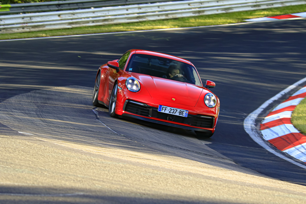 Photo 3 - Porsche 911 992 Carrera S rouge indien action au petit ...