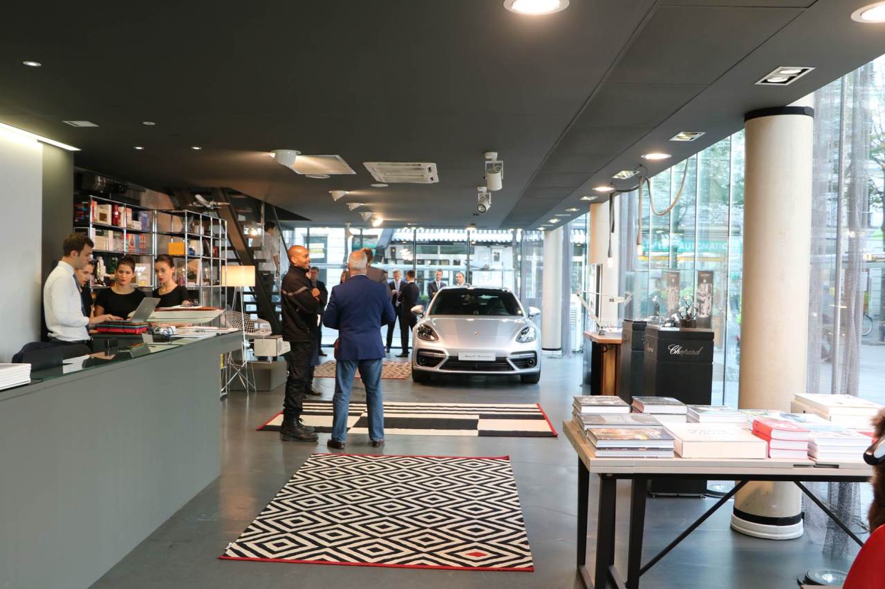 Porsche crée un concept store éphémère pour dévoiler sa Sport Tourismo