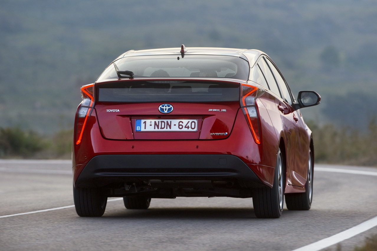 Photo 5 - Toyota Prius "non rechargeable" vue arrière - Toyota Prius ...