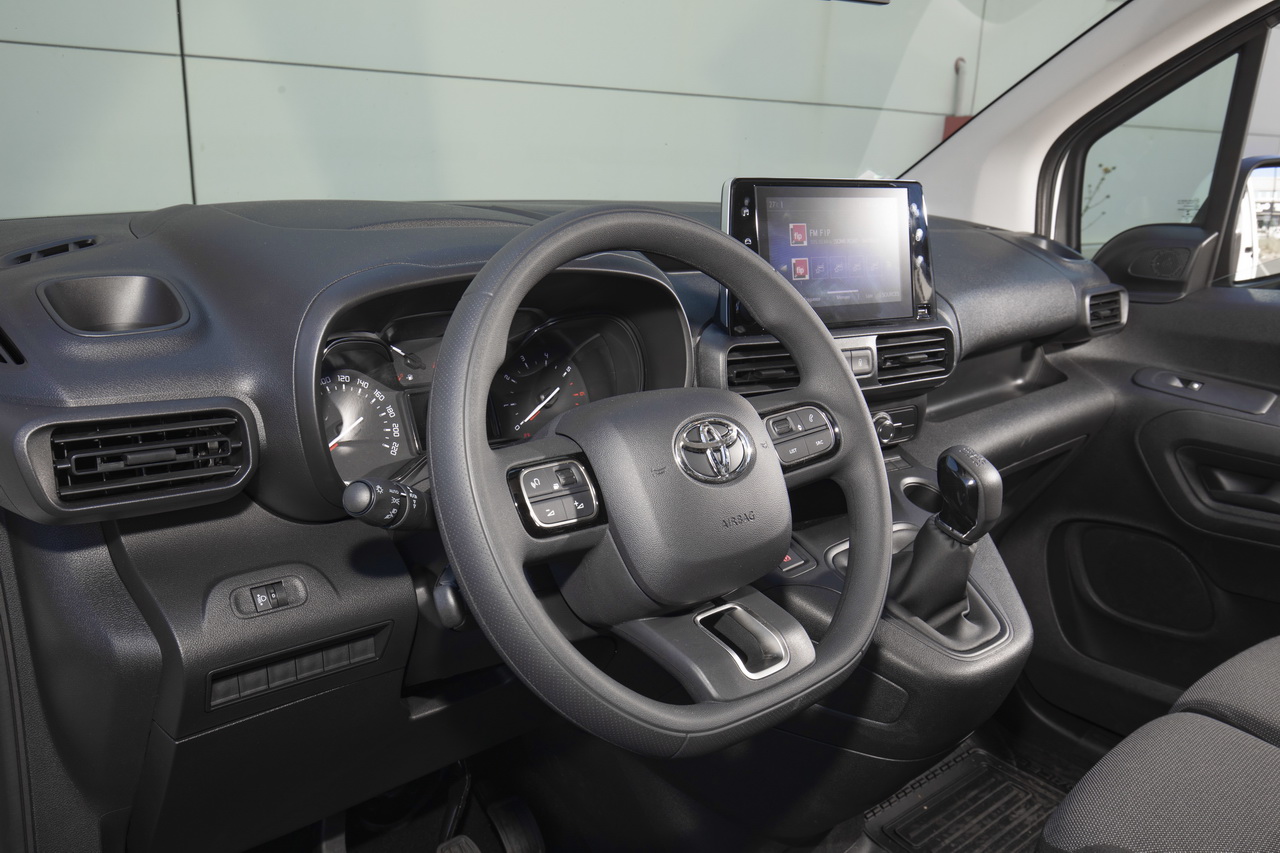 Photo 23 - Toyota Proace City 1.5 D-4D 100 planche de bord - Essai ...