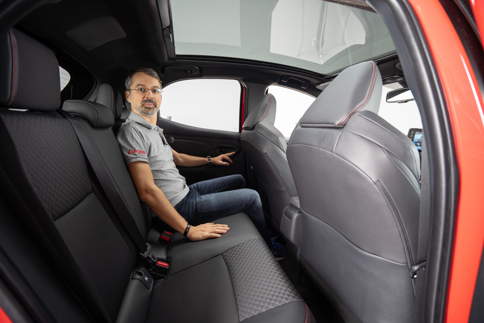 Photo 17 - Toyota Yaris vue arrière rouge toit noir en studio sur fond ...