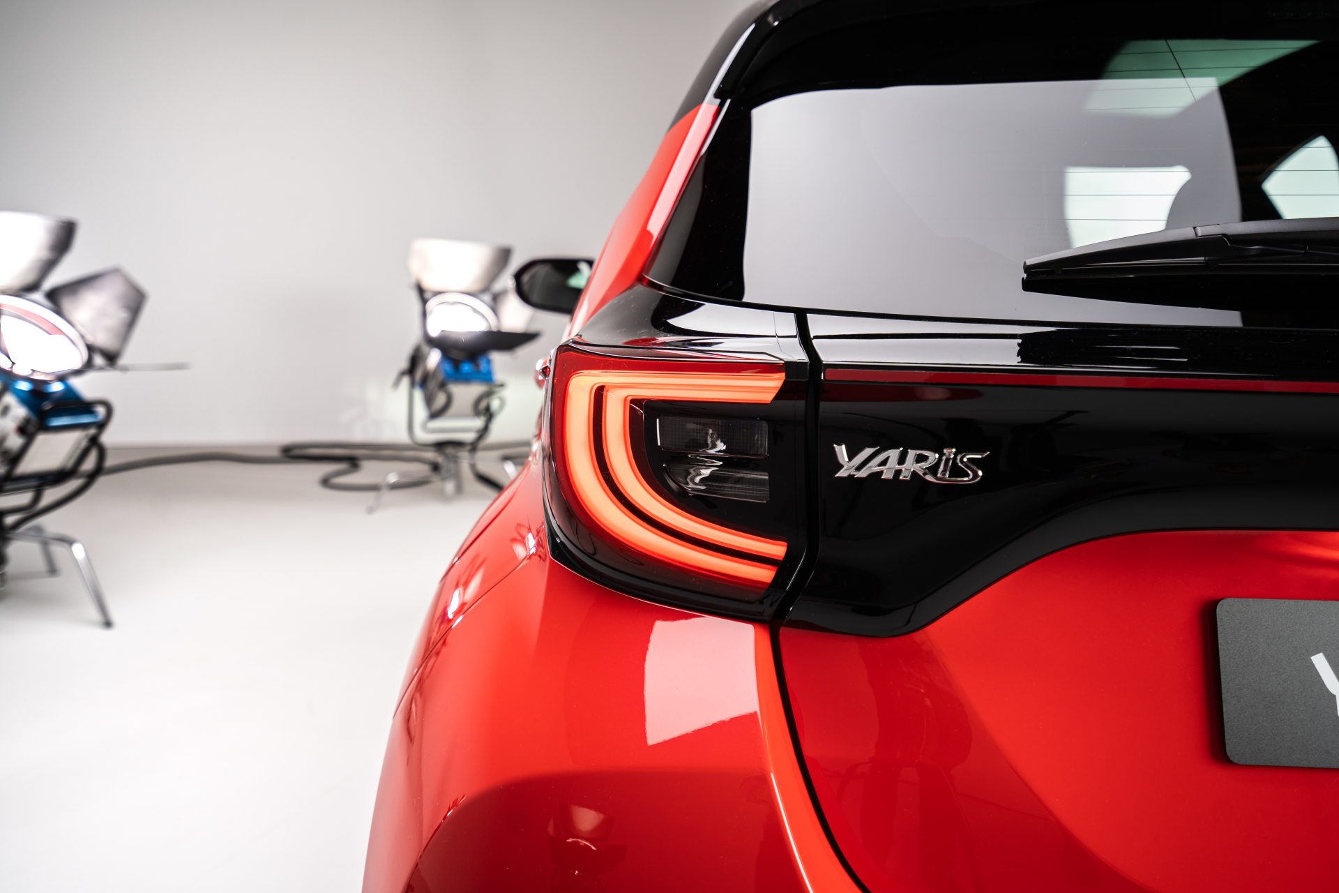 Photo 12 - Toyota Yaris vue arrière rouge toit noir en studio sur fond ...