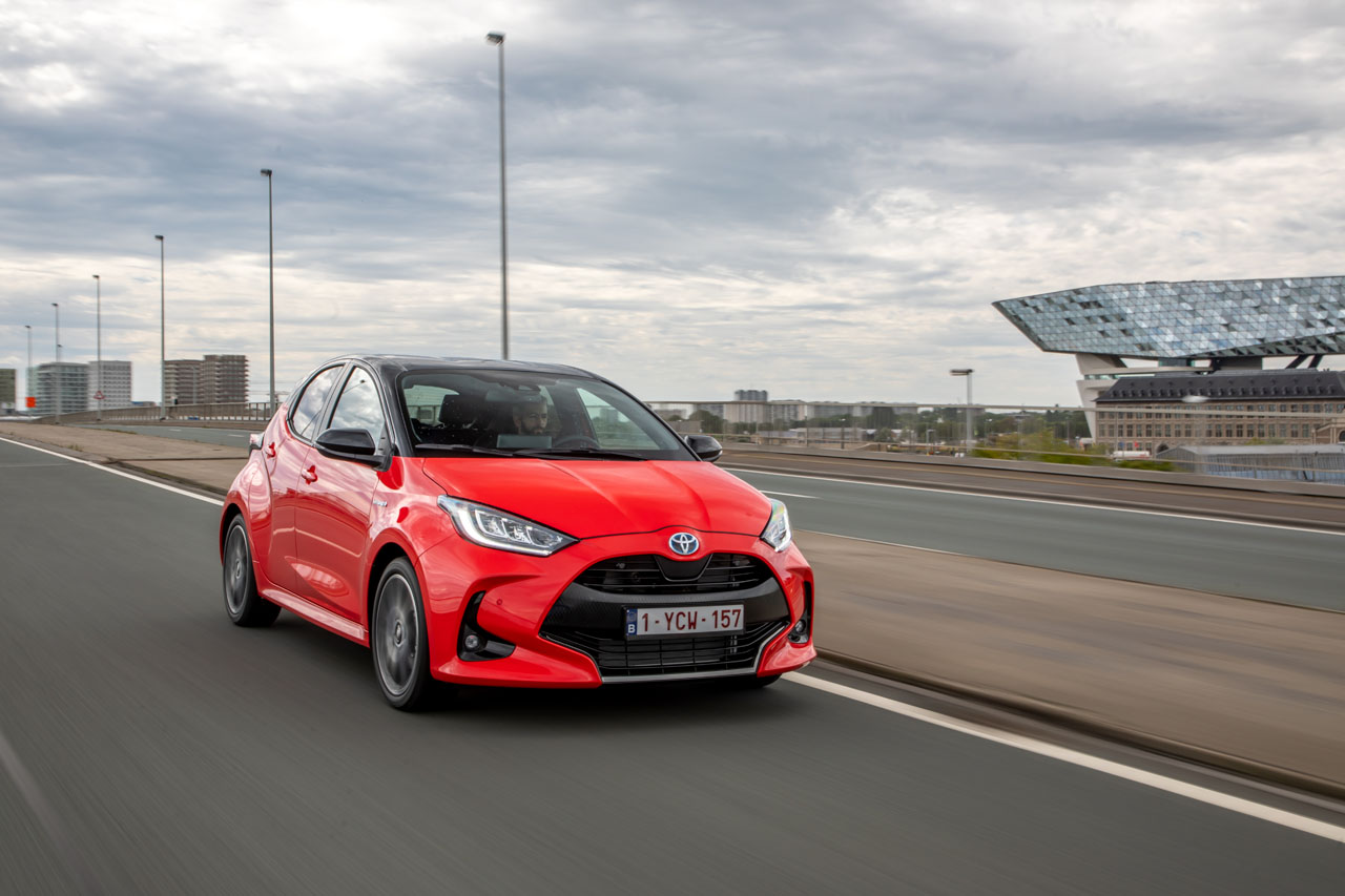 Photo 9 - toyota yaris hybride rouge - Essai Toyota Yaris vs Renault ...