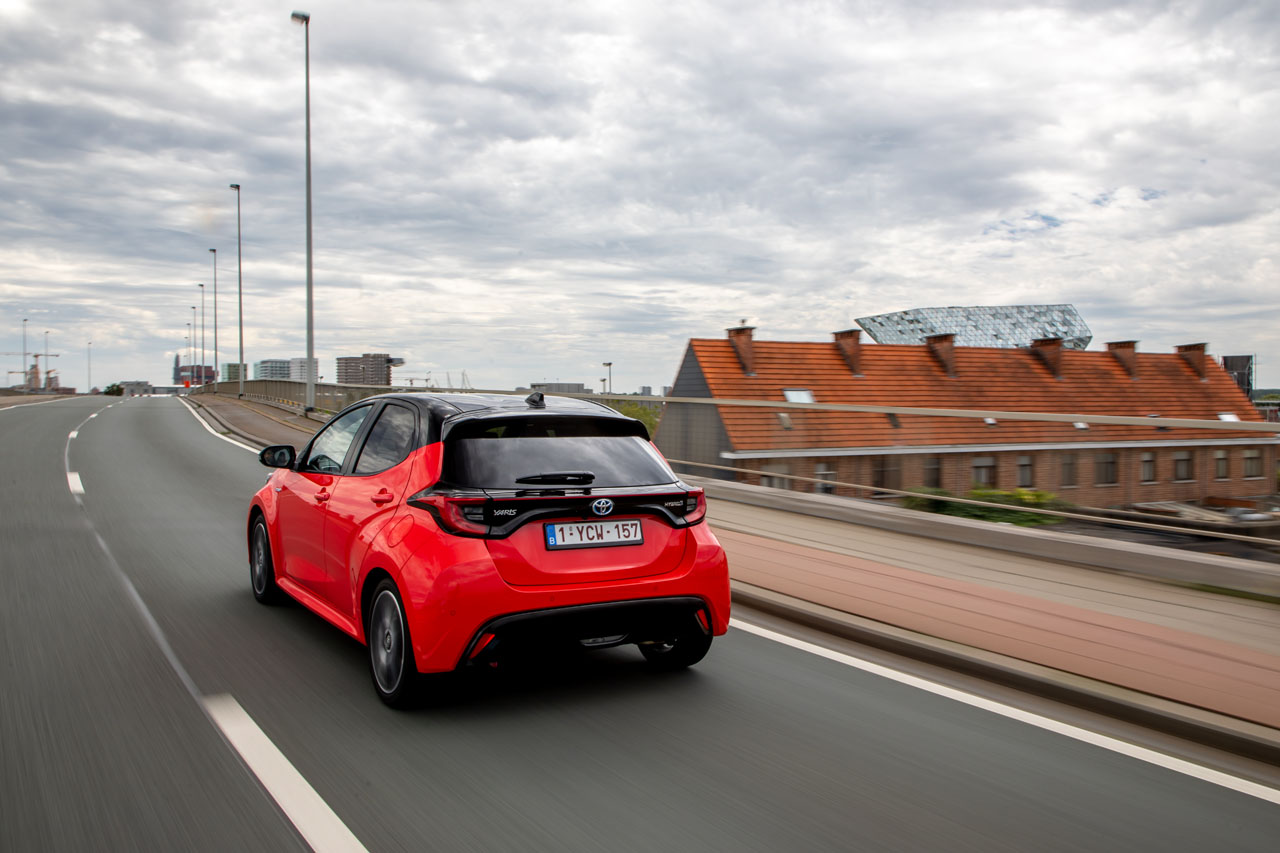Photo 12 - toyota yaris hybride rouge arrière - Essai Toyota Yaris vs ...